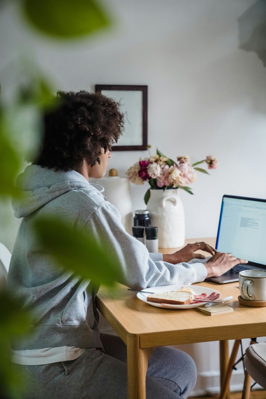 How to Set Up a Home Office for Productivity & Comfort
